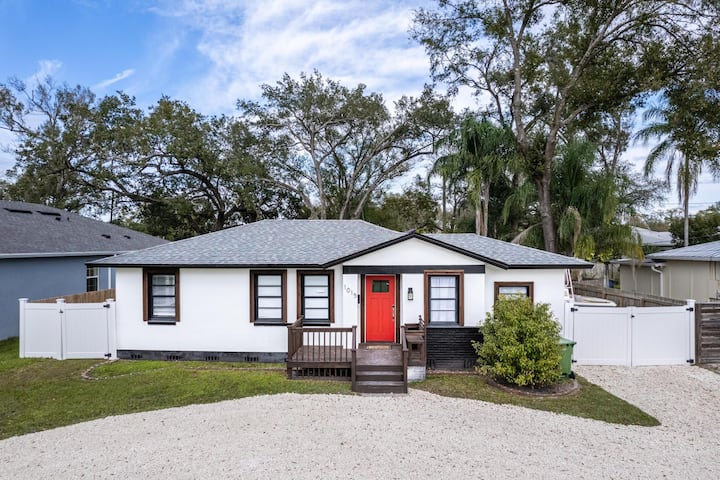 Cozy Home Near Stadium And Arena W/ Fenced Yard - Tampa, FL