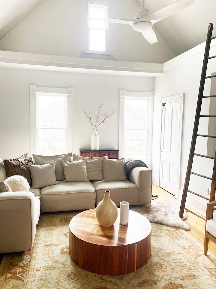 Location! Cozy Bungalow In Trendy Neighborhood - Cleveland, OH