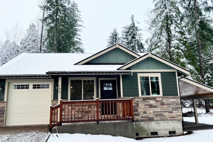 Cabin Near Rainier Park: Dog Friendly, Hot Tub - Packwood, WA