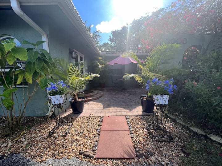 Kennedy Cottage - Your Tropical Retreat - Delray Beach, FL