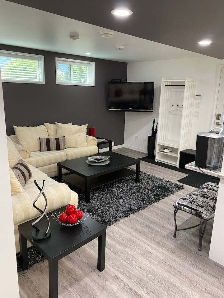 Modern 1 Bedroom Suite, 1 Block From Hospital - Prince George