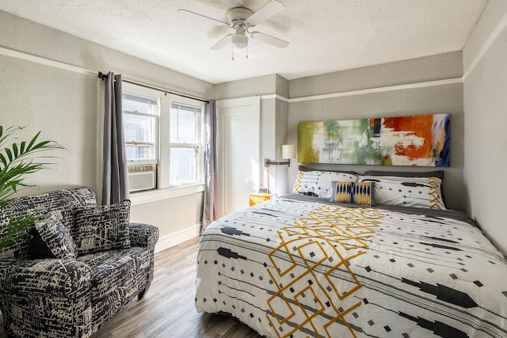 1 King Bed/ Top Location/ Free Parking/free Wifi - Milwaukee