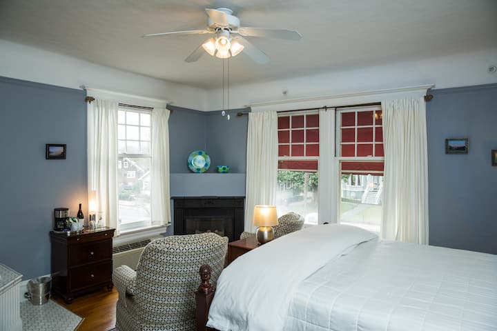 (02) King: In-room Tub, Fireplace, Full Breakfast - Napa