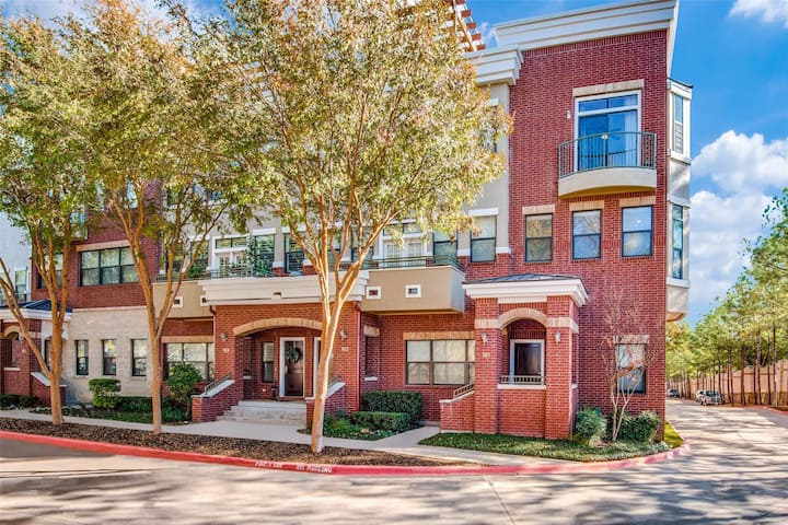 Rose's Heart Brownstone Nr Tx Live, Stadium & All - Arlington, TX