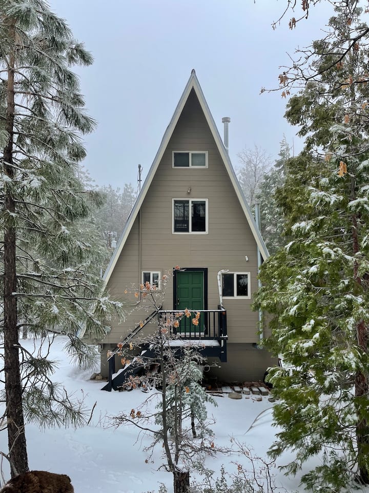 A-frame Cabin W/ Game Room, Walking Distance From Lake - Running Springs, CA