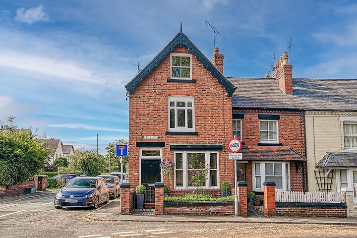 Idyllic Cottage, Hot Tub, Parking, 5 Beds Sleeps 8 - Chester