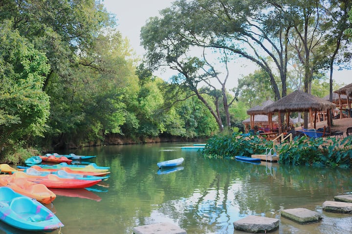 #26son’s Rio Cibolo Deluxe Safari Cabin - Northern Lights, Seguin