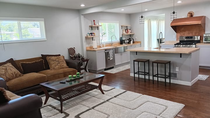 Large 6-bedroom/3-bath Home Beautifully Renovated - Denver, CO
