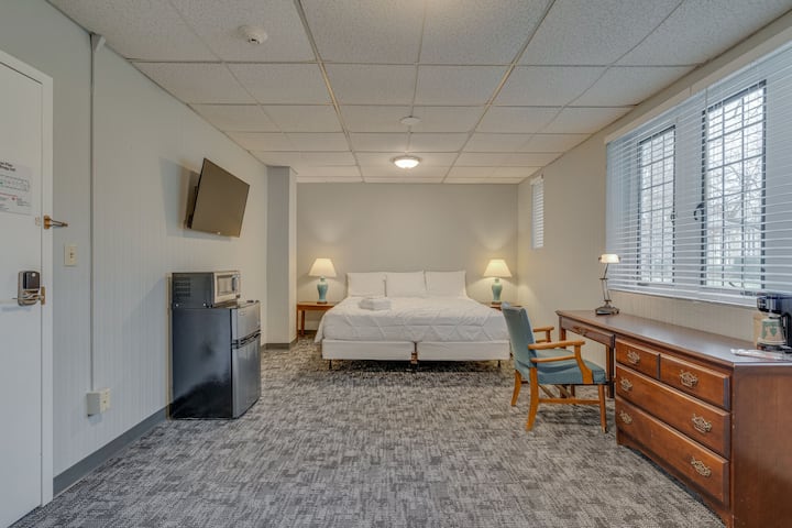 Historic Dorm Room Downtown On Music Row! - Nashville, TN