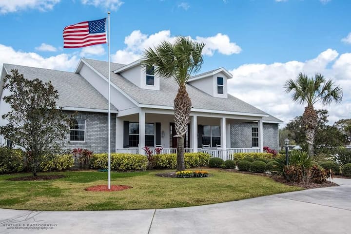 Cheerful Historic Farmhouse On Citrus Farm - Bradenton, FL