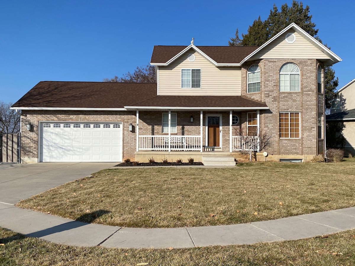 Spacious 5 bedroom, 4 bath centrally located home - Houses for Rent in ...