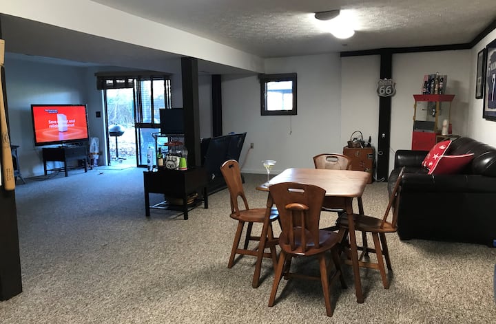 Room In Large Carmel Home Near Arts/ Entertainment - Carmel, IN