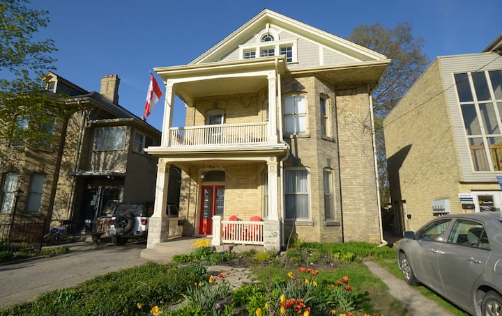 Private, Renovated Apt,one Block To Victoria Park. - Londyn