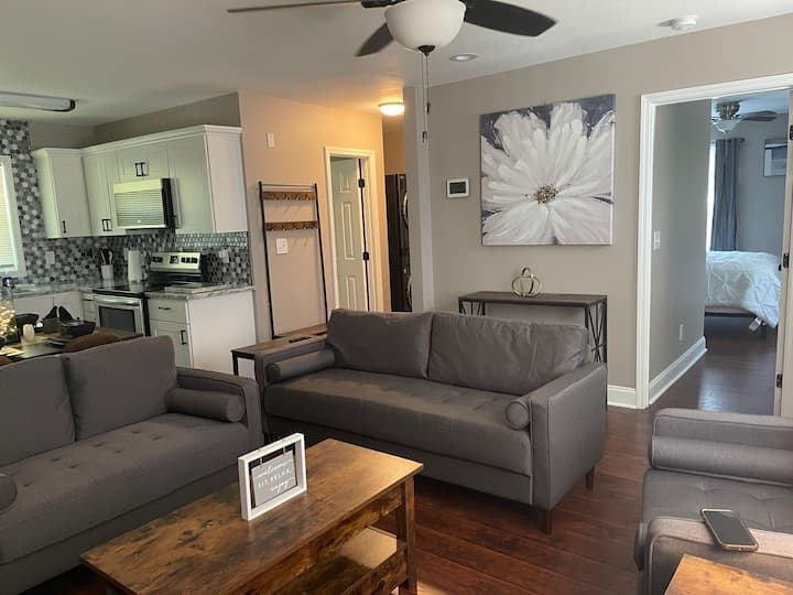 Cozy And Cheerful 2-bedroom Home Loaded With Style - Columbia, SC