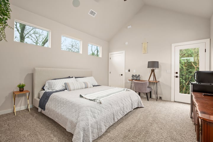 Fresh Studio Near Domain W/ Free Parking On-site - Austin, TX