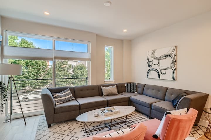 New!! Luxe Urban Townhome W/ Rooftop Terrace - Denver, CO