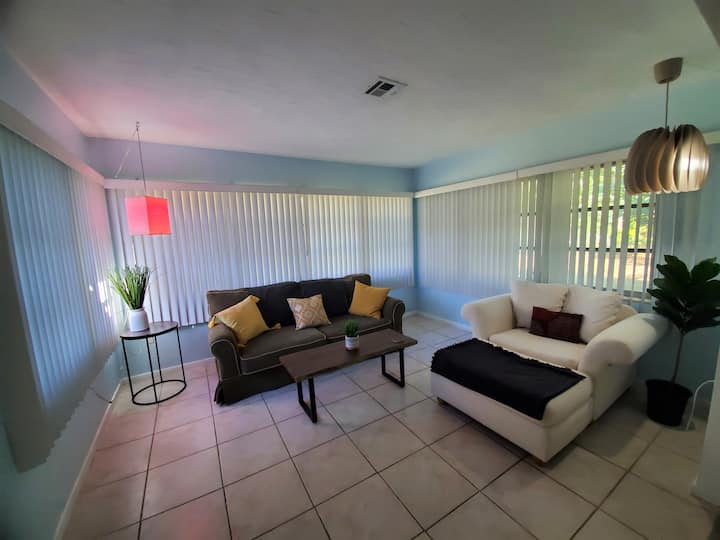 *Entirely Remodeled 3bed, 2 Bath Unique Home!* - Sarasota, FL