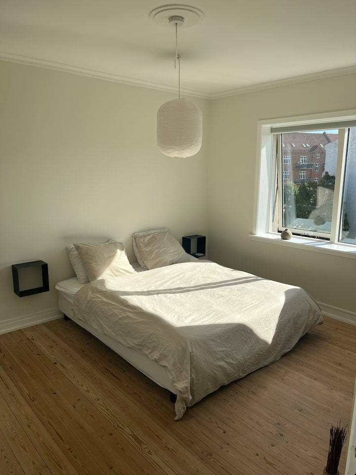 Hel Lejlighed På Trøjborg Med Altan Og Gårdhave - Aarhus