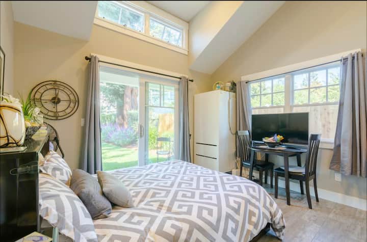 Fully Stocked Studio In A Safe Neighborhood - Redwood City, CA