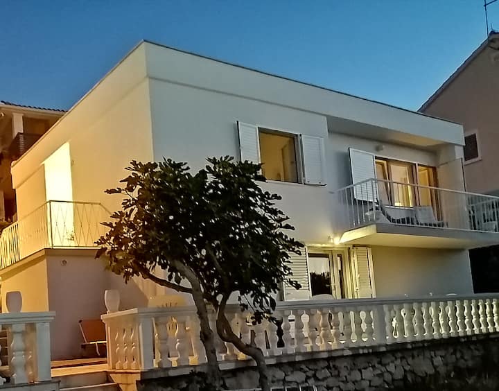 Schöne Wohnung Direkt Am Meer - Primošten