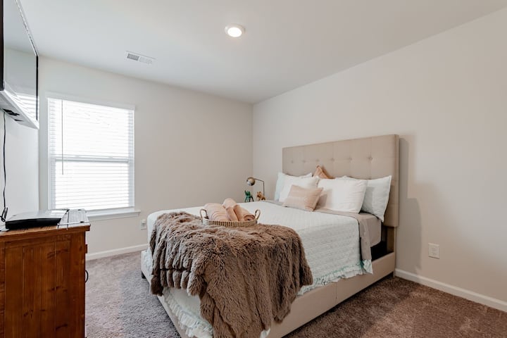 Luxurious & Spacious~5 * Location~backyard~parking - Lexington, SC