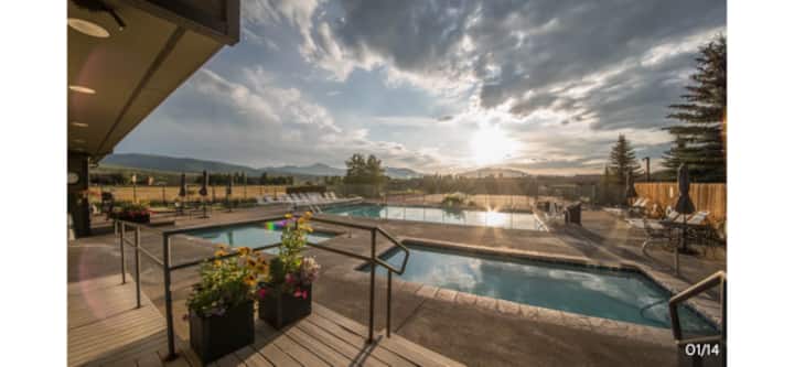 Hot Tubs & Pool! Amazing Views & Free Shuttle! - Fraser, CO