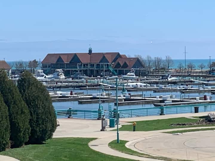 Paradise 2-bedroom Condo On Lakefront - Racine, WI