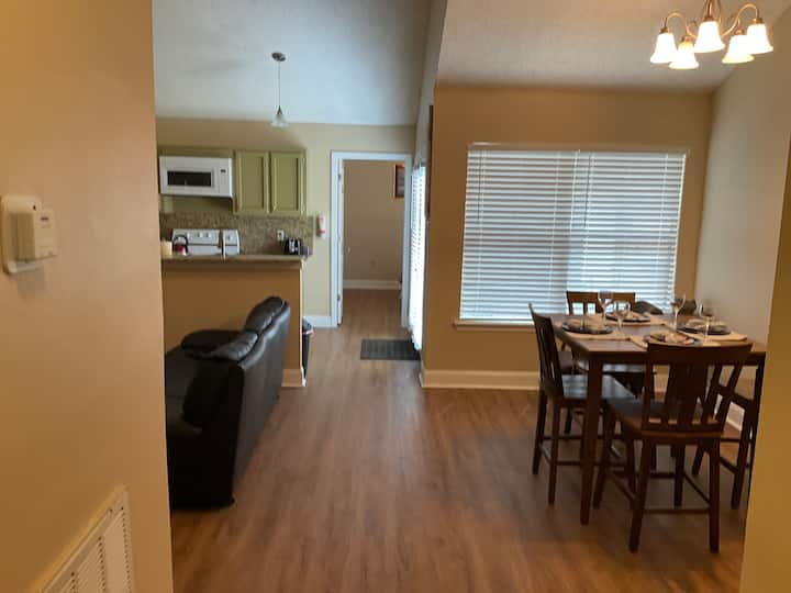 Clean Condo 2 Master Suites - 巴頓魯治