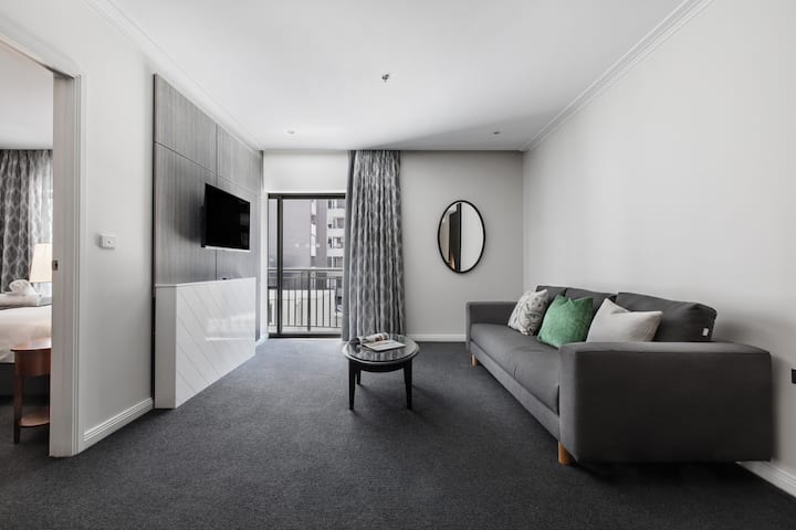 Wonderful Urban Living With Balcony & Heated Pool - La Trobe University City Campus