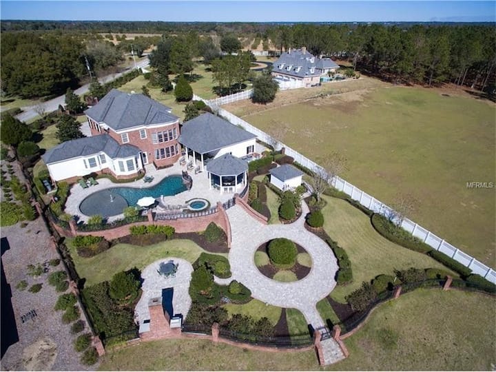 Luxurious 4 Bedroom Villa Pool Gym 40 Min Disney - Mount Dora, FL