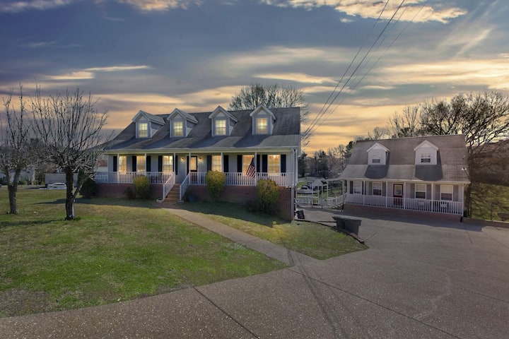 Spacious, Centrally Located Southern Charmer! - Columbia, TN