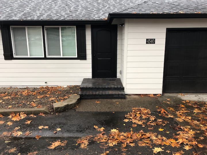 3 Bedroom Modern Home In South Salem - Salem, OR