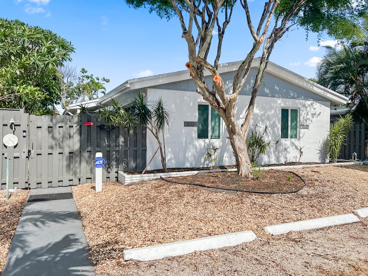 Lovely & Comfy Haven: Walk To Beach, Yard, Parking - Pompano Beach, FL