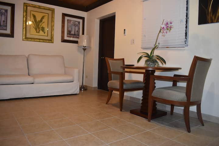 Home Away From Home!! The Bahamian Experience - Nasáu