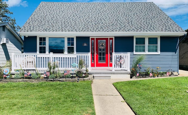 Modern Cheerful Coastal 4 Bedroom Cottage - Brigantine, NJ