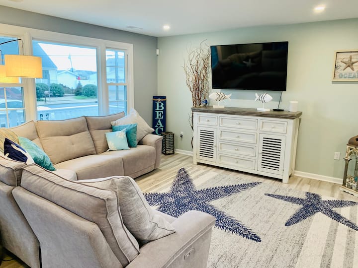 Modern Cheerful Coastal 4 Bedroom Cottage - Brigantine, NJ