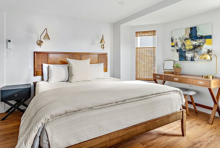 Chic Renovated Suite W/ King Bed & Private Porch - Boston, MA