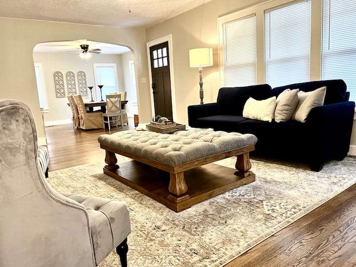 Craftsman Bungalow W/ King Beds & Stocked Kitchen - 조플린