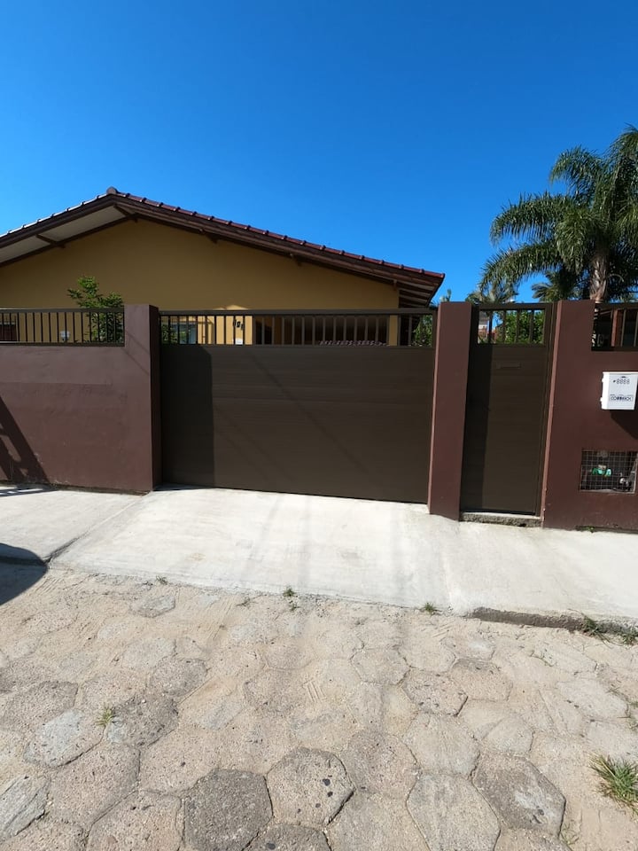 Linda Casa Praia Da Armação. 300 Metros Da Praia. - Florianópolis