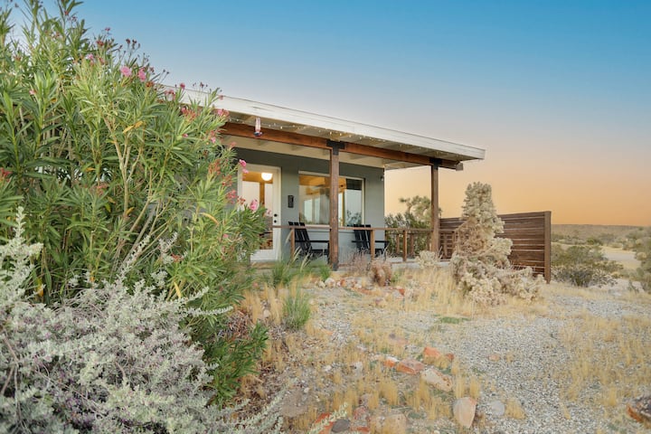 Quiet Cozy Retreat W/ Hot Tub, Fireplace, Mt Views - Joshua Tree National Park