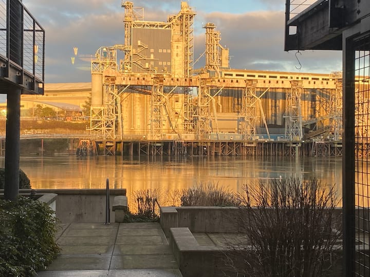 Renovated Waterfront Condo Near The Pearl District - Portland, OR