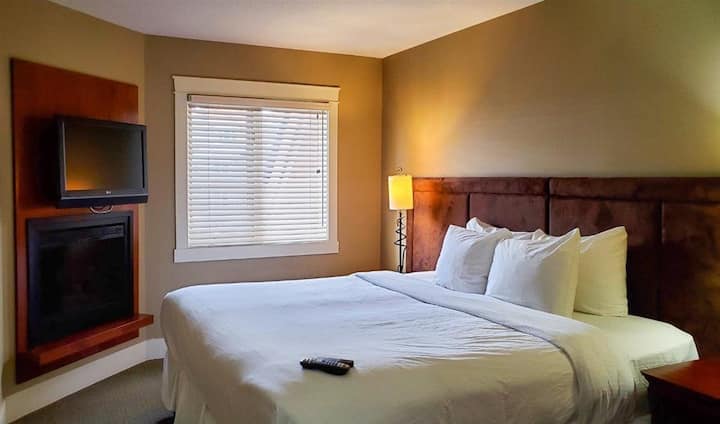 Mountain View Kingbed Hotel Room At Luxury Resort - Alberta
