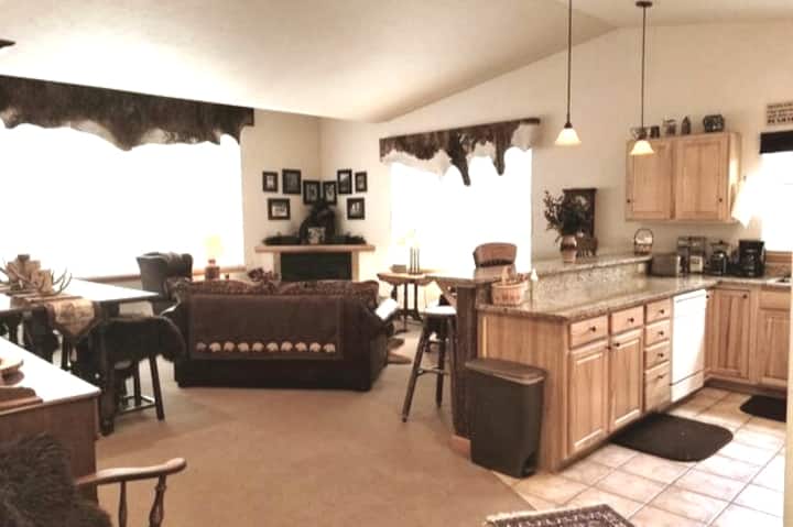 Cheerful 2 Bedroom With Montana Cozy Cabin Feel. - Big Sky, MT