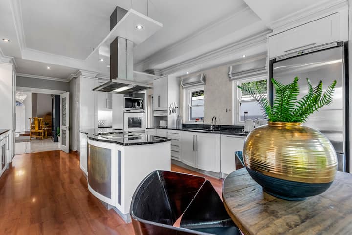 Sunsetviews | Sea & Mountain View Retreat - 