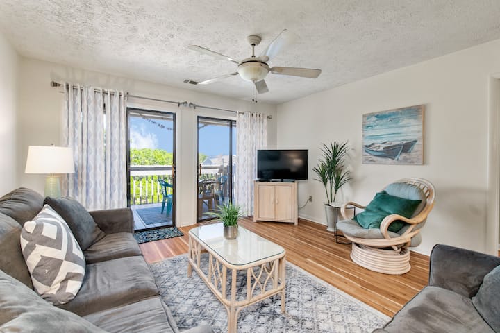 Newly Renovated 3 Br - 1 Block To Beach Beauty - Surfside Beach, SC