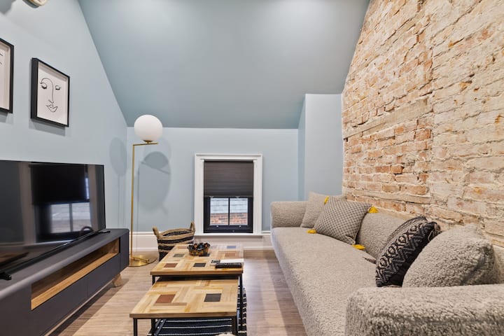 Luxury Contemporary Condo In Downtown Collingwood (97044) - Collingwood