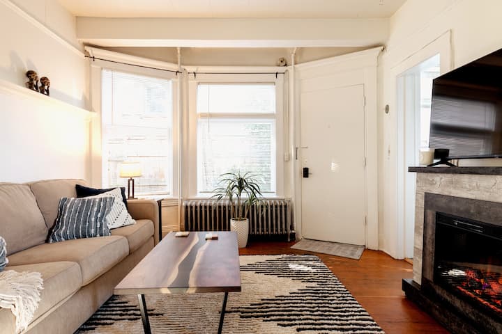 Top Of The Hill Lifestyle. Comfort & Convenience - University of Washington, Seattle