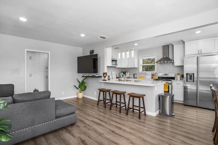 Cozy Oc Home With King Bed Close To Disney+beaches - Huntington Beach, CA