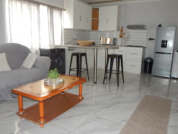 A Cute 1 Bedroom Flat With Parking On Premises - Windhoek