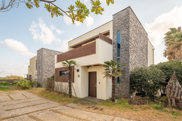 [할인] 온수풀&자쿠지
우도, 성산일출봉 가는길
종달리 해안도로
"정가네"풀빌라 가족펜션 - Jeju-si